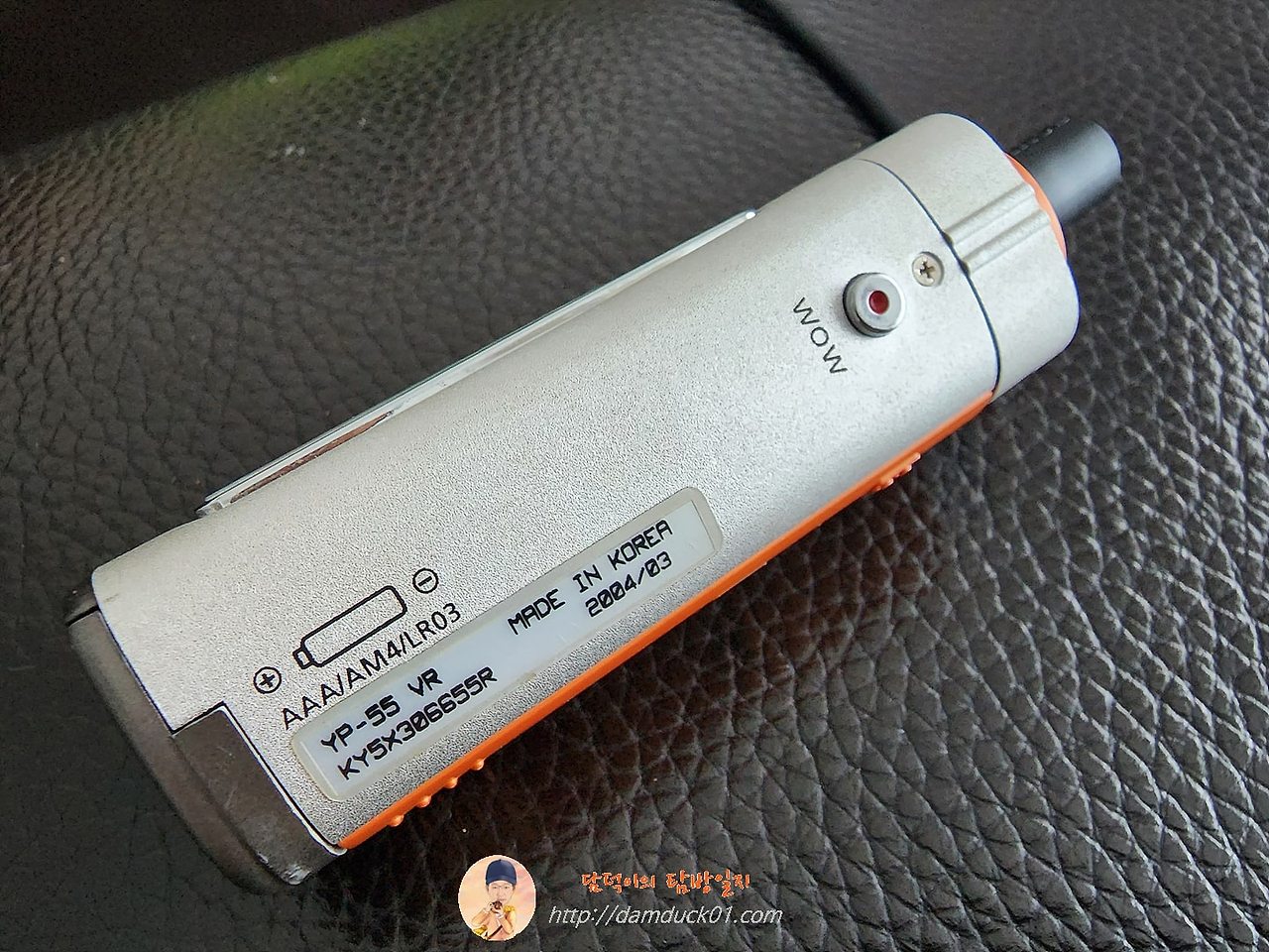 추억의 MP3 플레이어 삼성전자 YEPP YP-55VR (256MB)과 최신 무선 노이즈 캔슬링 헤드폰 WH-1000XM5의 조합.