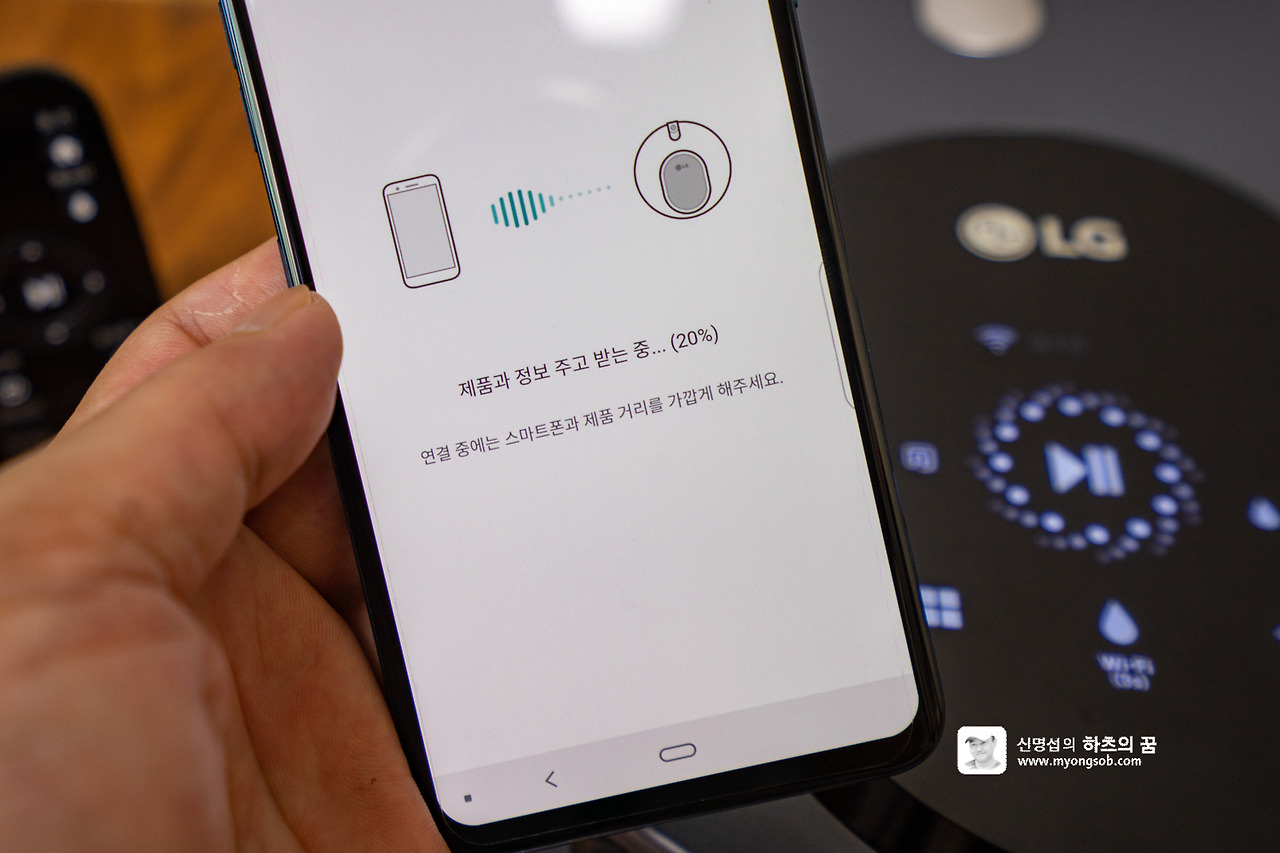 AI 물걸레 청소, 로봇 청소기 'LG 코드제로 M9' 조용하고 깔끔해