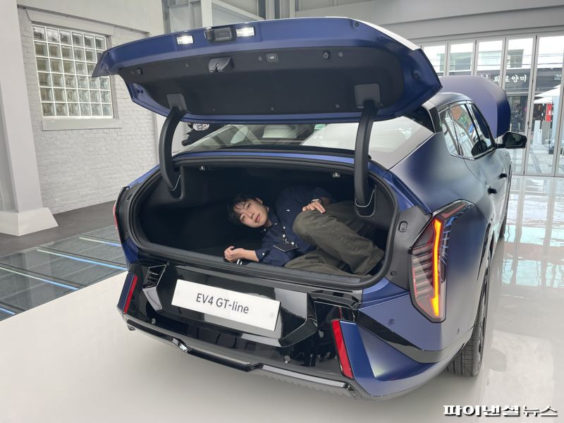 🚗기아 EV4 출시, 특징과 장단점에 대해 Araboza ㅣ (feat. 가격)