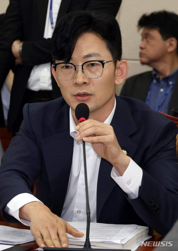 박충권 국회의원 프로필 나이 고향 학력 탈북민 탄핵 불참