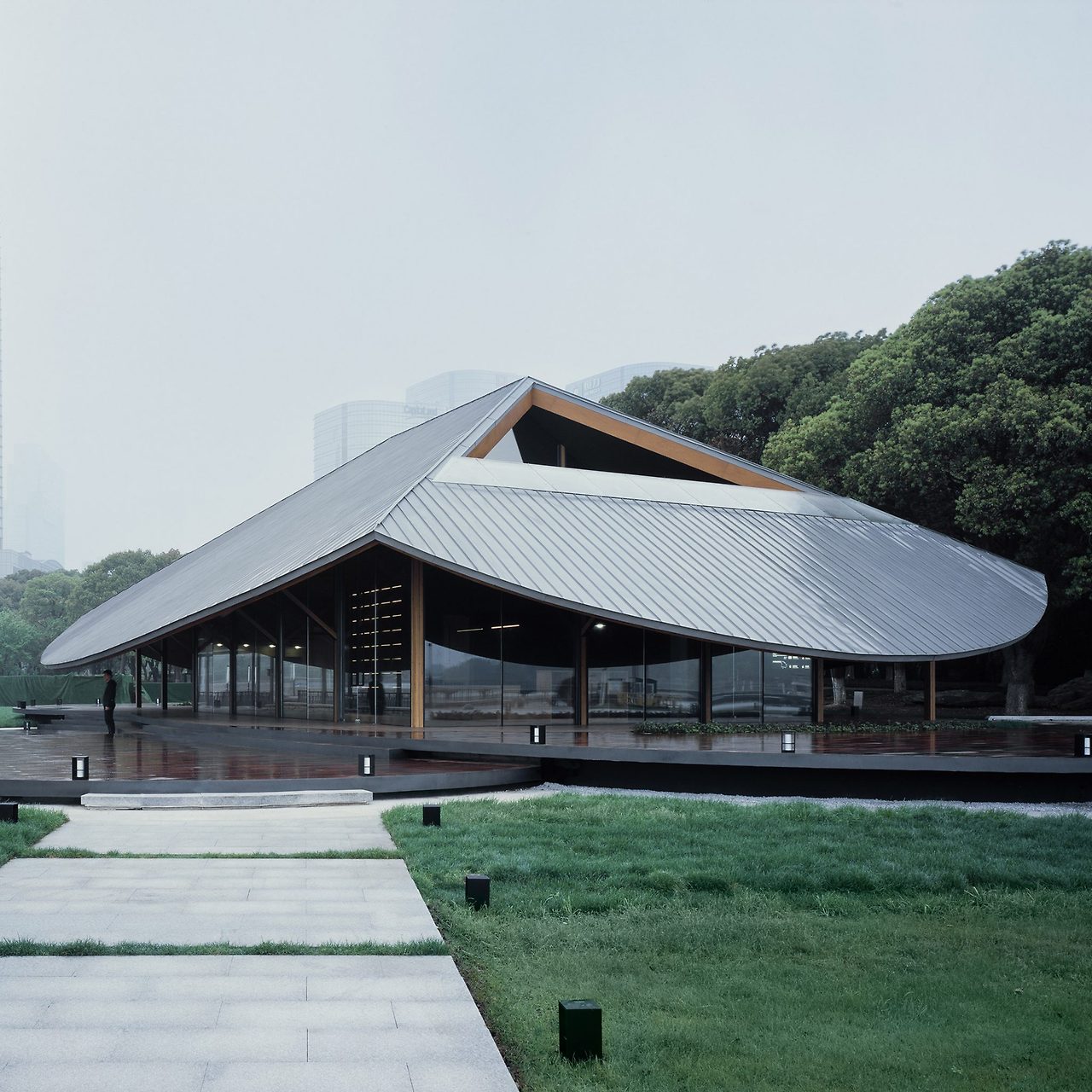 *진지호수 파빌리온: 전통과 현대의 완벽한 조화 Lakeside pavilion by Galaxy Arch sits in ...