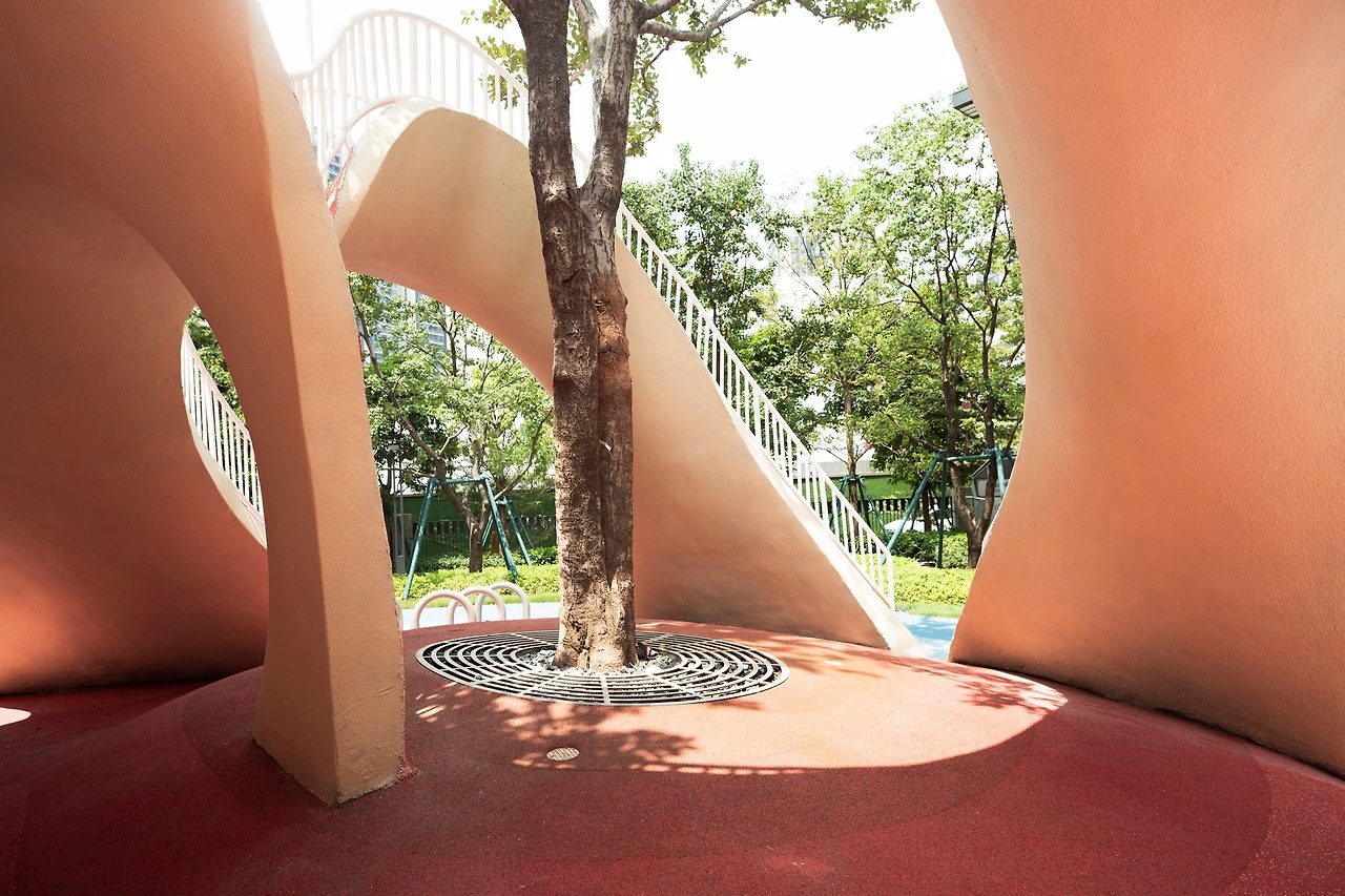 *아이들은 왜 이곳에서 더 창의적으로 뛰어놀까? Red Dunes Playtopia features "cave-like" play spaces and undulating hills
