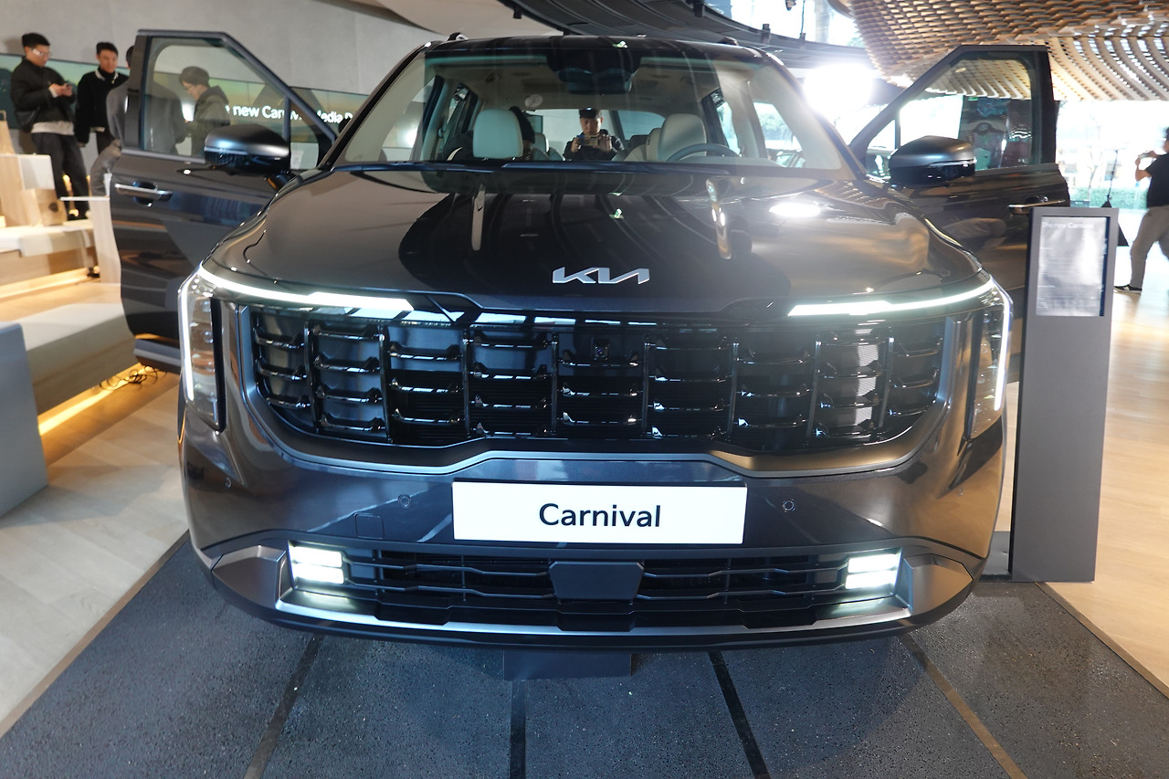 더뉴 카니발 페이스리프트 색상 외관실내 실물 Carlover