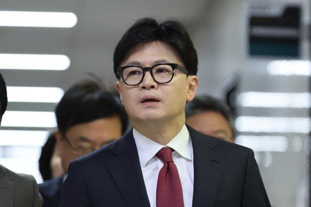 한동훈 尹 탄핵 찬성 직무정지 시킬 유일한 길 14일 탄핵안 표결도 자율투표로 세상이 아프면 나도 아프다
