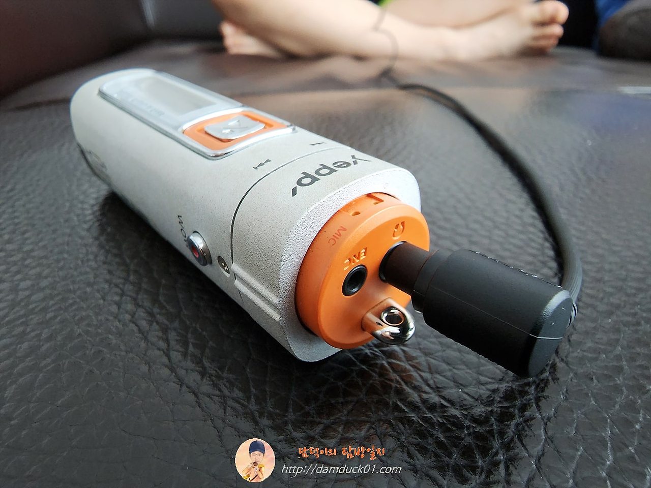 추억의 MP3 플레이어 삼성전자 YEPP YP-55VR (256MB)과 최신 무선 노이즈 캔슬링 헤드폰 WH-1000XM5의 조합.