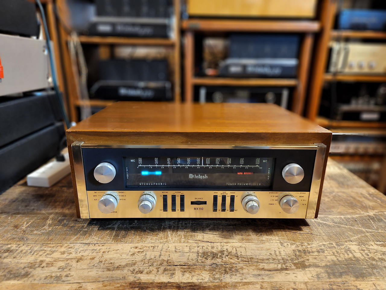 Mcintosh 맥킨토시 사의 Mx110 진공관 프리튜너 엠프 입니다 초기형 좌우 벨런스볼륨 내장타입 Ending