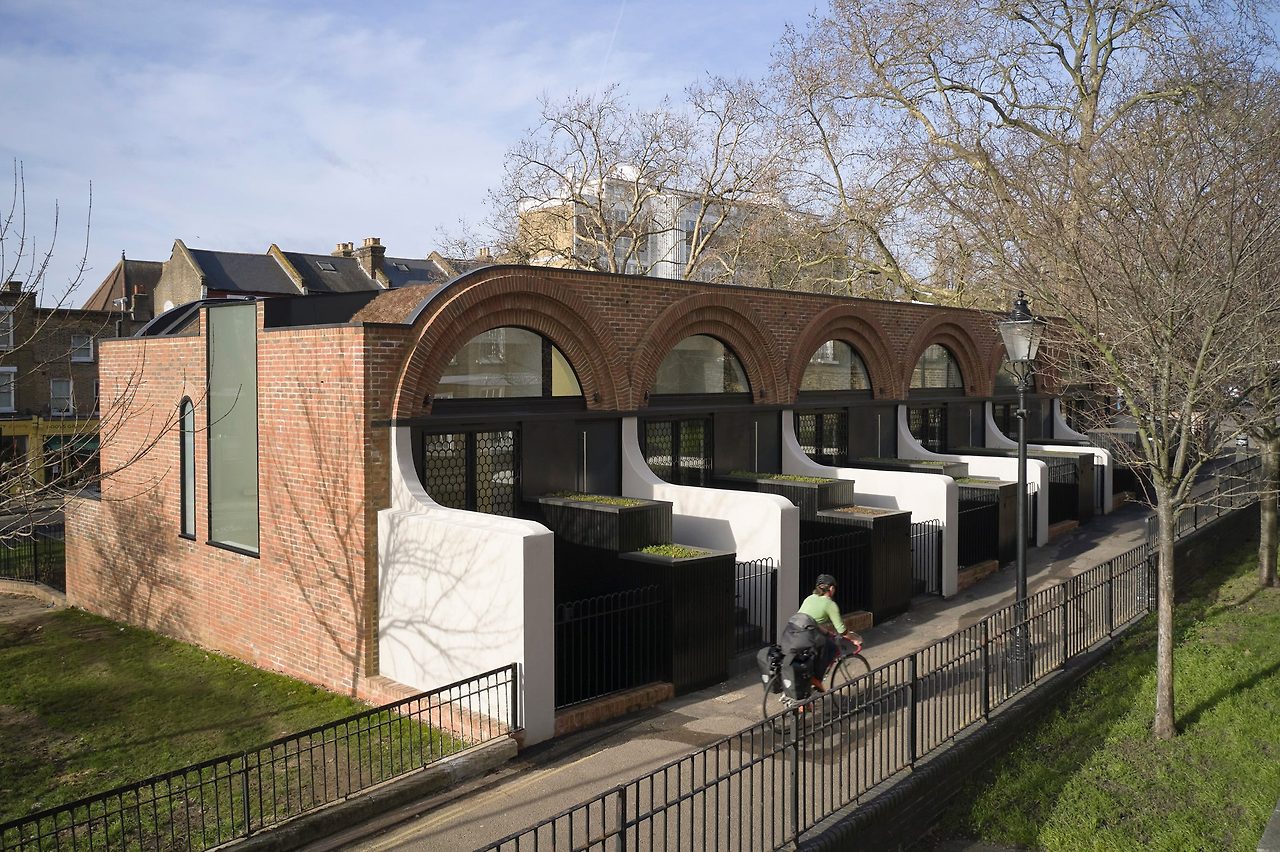 *아치가 반복되는 [ DHaus ] Monumental brick arches outline London townhouses