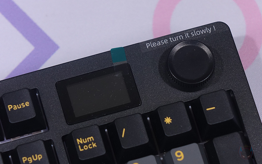 한국에 가장 먼저 출시한 풀-배열 TFT LCD 가스켓 키보드! - 다얼유(DAREU) A104 PRO