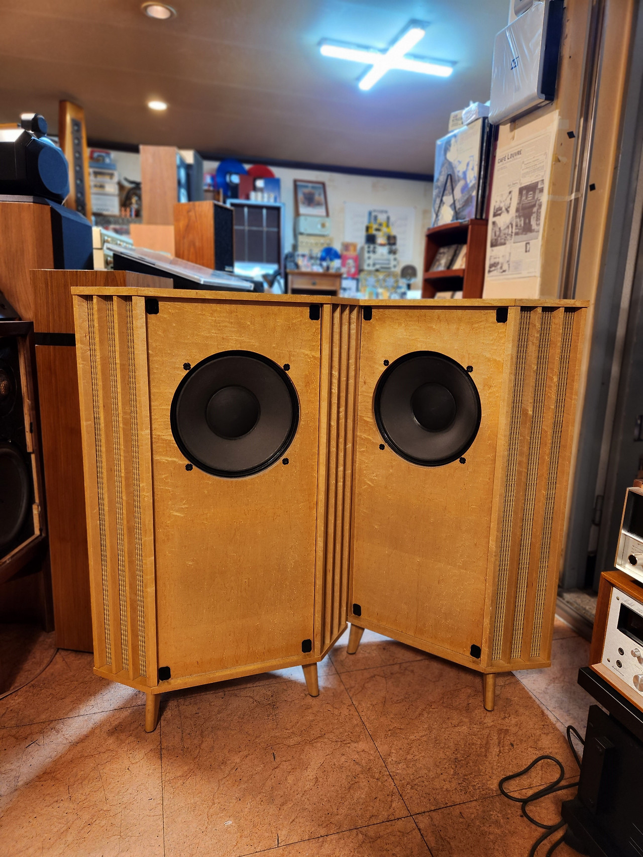 보기드믄 영국 Tannoy 탄노이 사의 Red Monitor 레드 모니터 12 스피커 입니다 제일케이스 코너요크 인클로우져