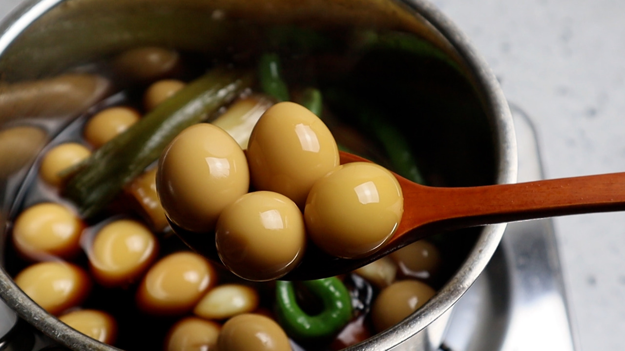 15 바로 드셔도 맛있지만 한김 식히고 밀폐용기에 담아 하루정도 냉장실 뒀다가 드시면 메추리알 속까지 양념이 쇽쇽쇽~ 베어