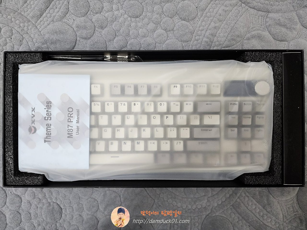 스마트 디스플레이가 달려 있는 기계식 키보드 XVX M87 PRO.