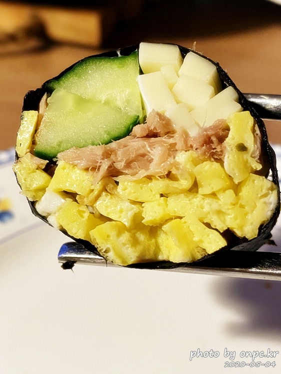 저탄수고지방lchf 다이어트 식단의 계란 김밥과 삼겹 튀김 코코넛 치킨 Onpc