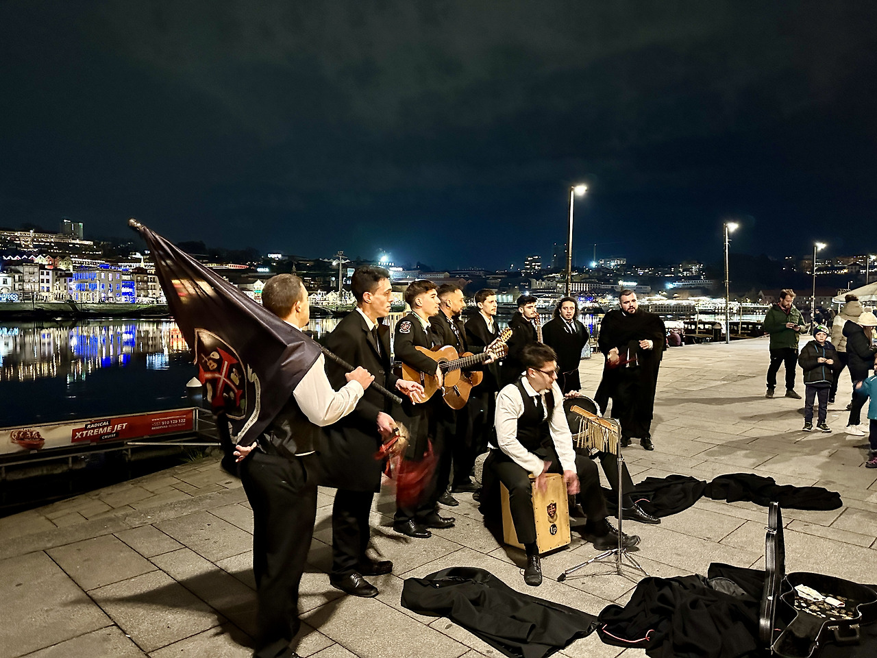 동루이스 다리 도루강변 거리공연 포르투 낭만 길거리공연 포르투갈 포르투 거리의 악사 공연