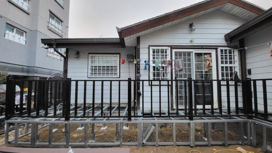 방부목데크 철거후 합성목 데크와 철제휀스 시공했습니다
