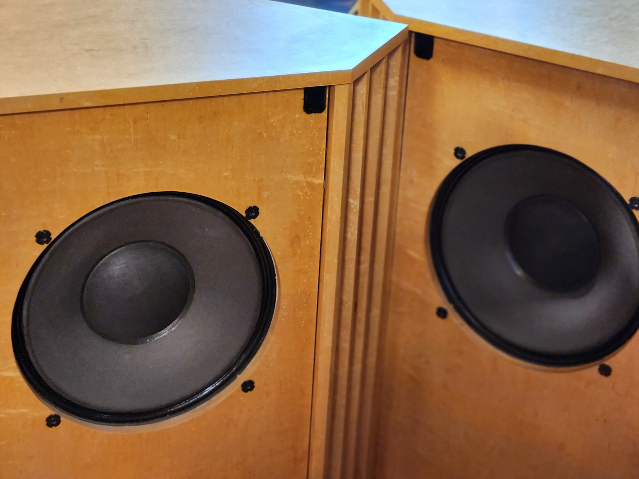 보기드믄 영국 Tannoy 탄노이 사의 Red Monitor 레드 모니터 12 스피커 입니다 제일케이스 코너요크 인클로우져