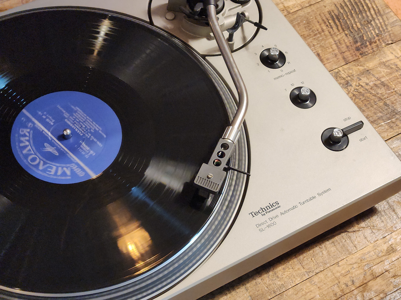 Technics 테크닉스 사의 Sl 1600 풀오토메틱 턴테이블 입니다 220v A급 Stock Out
