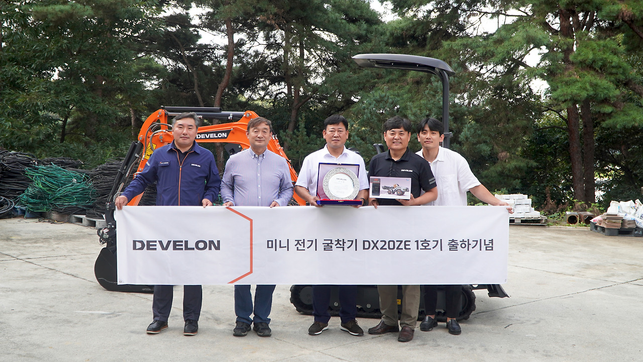 Hd현대인프라코어 온라인스토어 전기굴착기 1호기 판매