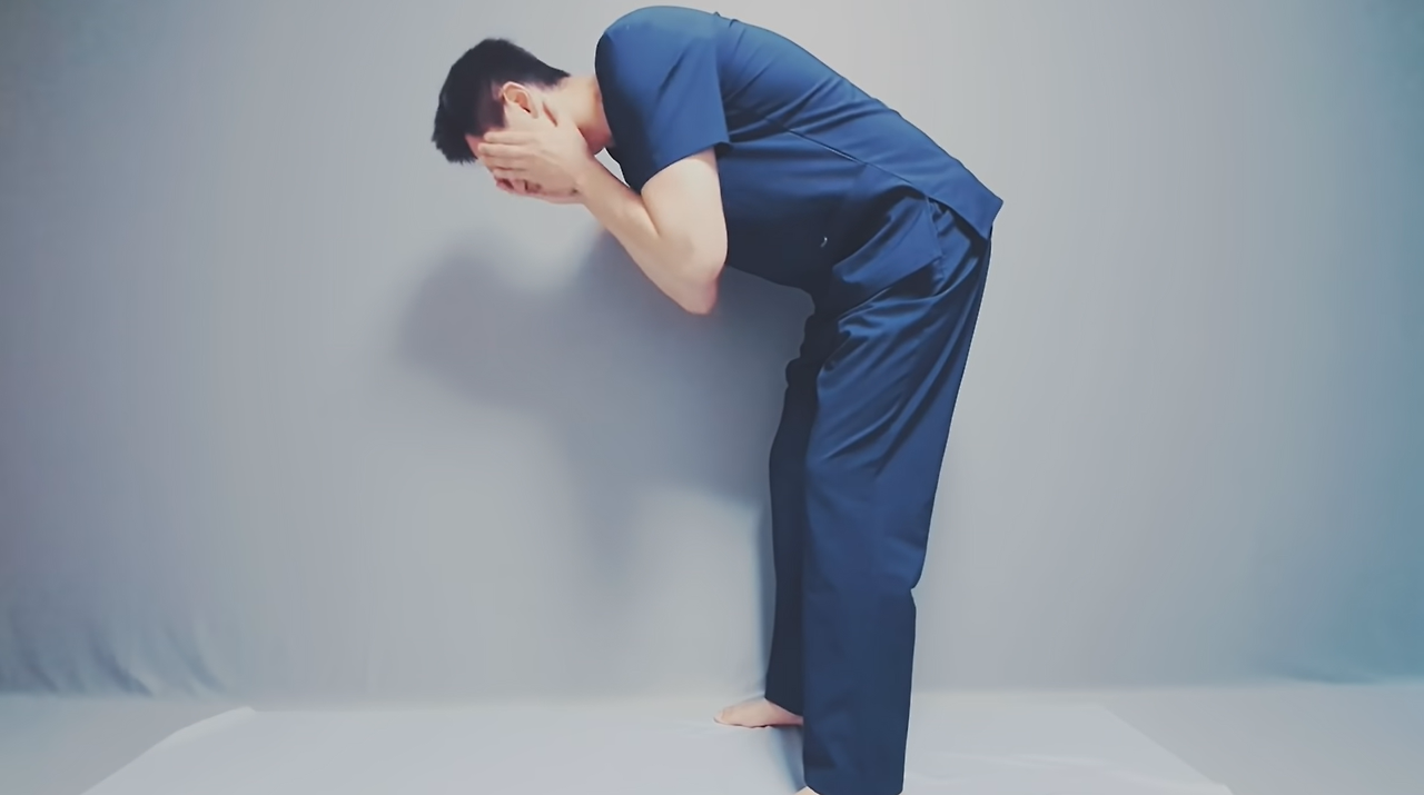 이런 행동 하고 있다면 당장 멈추세요” 허리디스크를 다치게 만들어 허리를 망가트린다는 자세 10가지 새벽뉴스