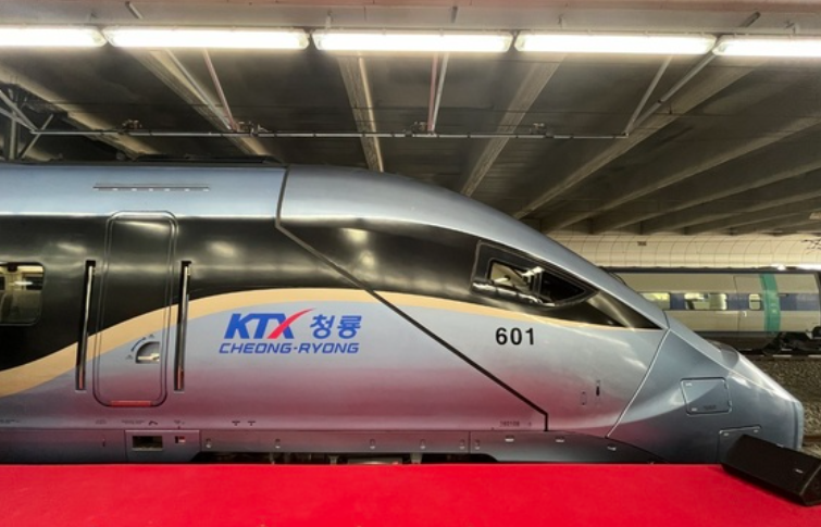 KTX청룡이 서울-부산 구간을 2시간10분에 주파한다.