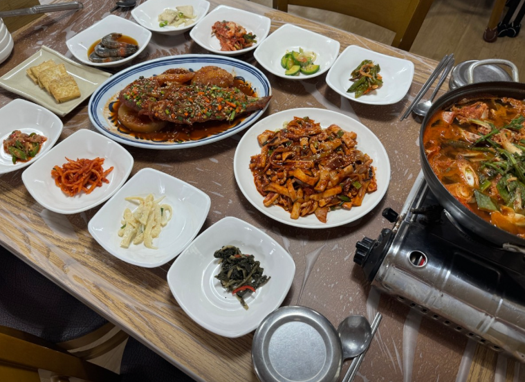 오늘 N 밥 잘 주는 민박집 군산 고군산도 신시도 1박 3식 민박 간장게장 제철 고등어구이 도미찜 오징어볶음 꽃게탕