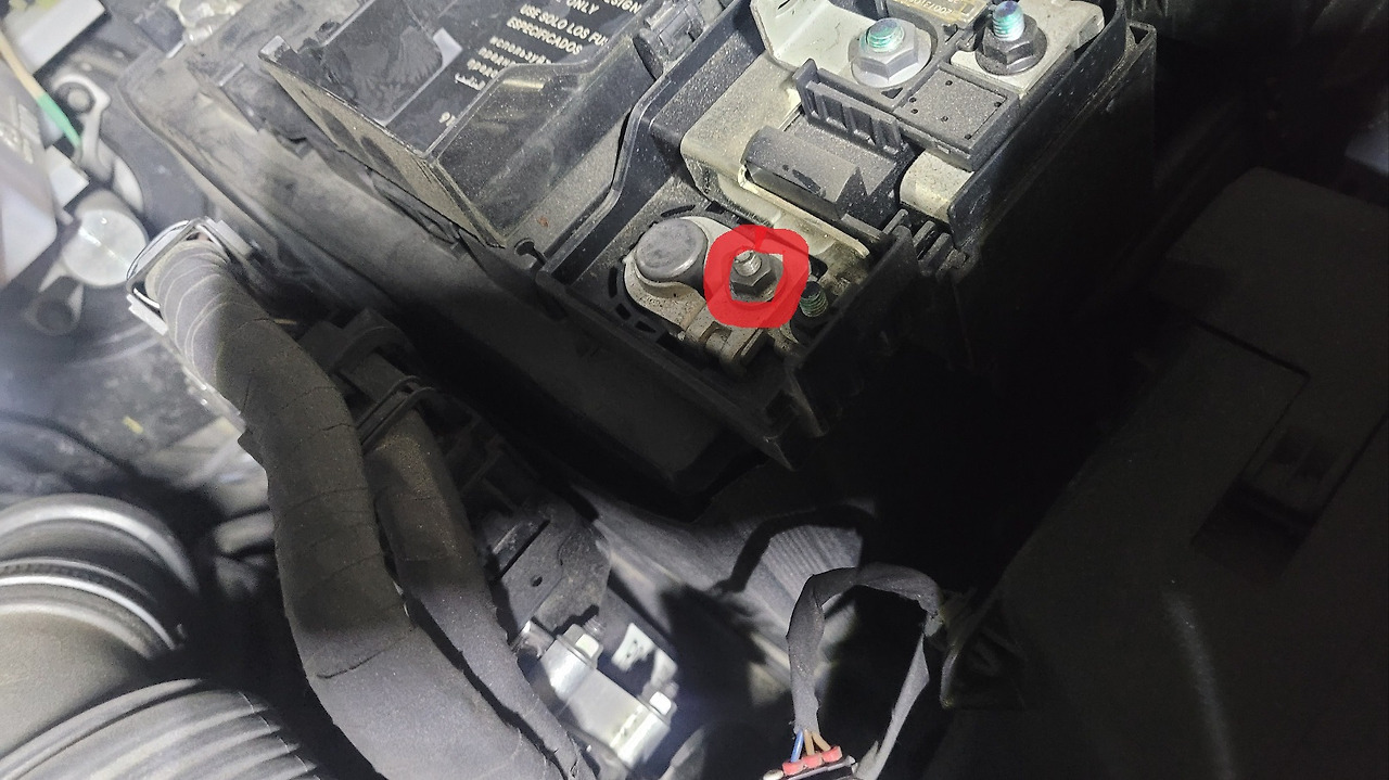 공간이 좁으니까 스패너로 조금씩 조금씩 돌리면 돌아 갑니다( 빨간색 표시)