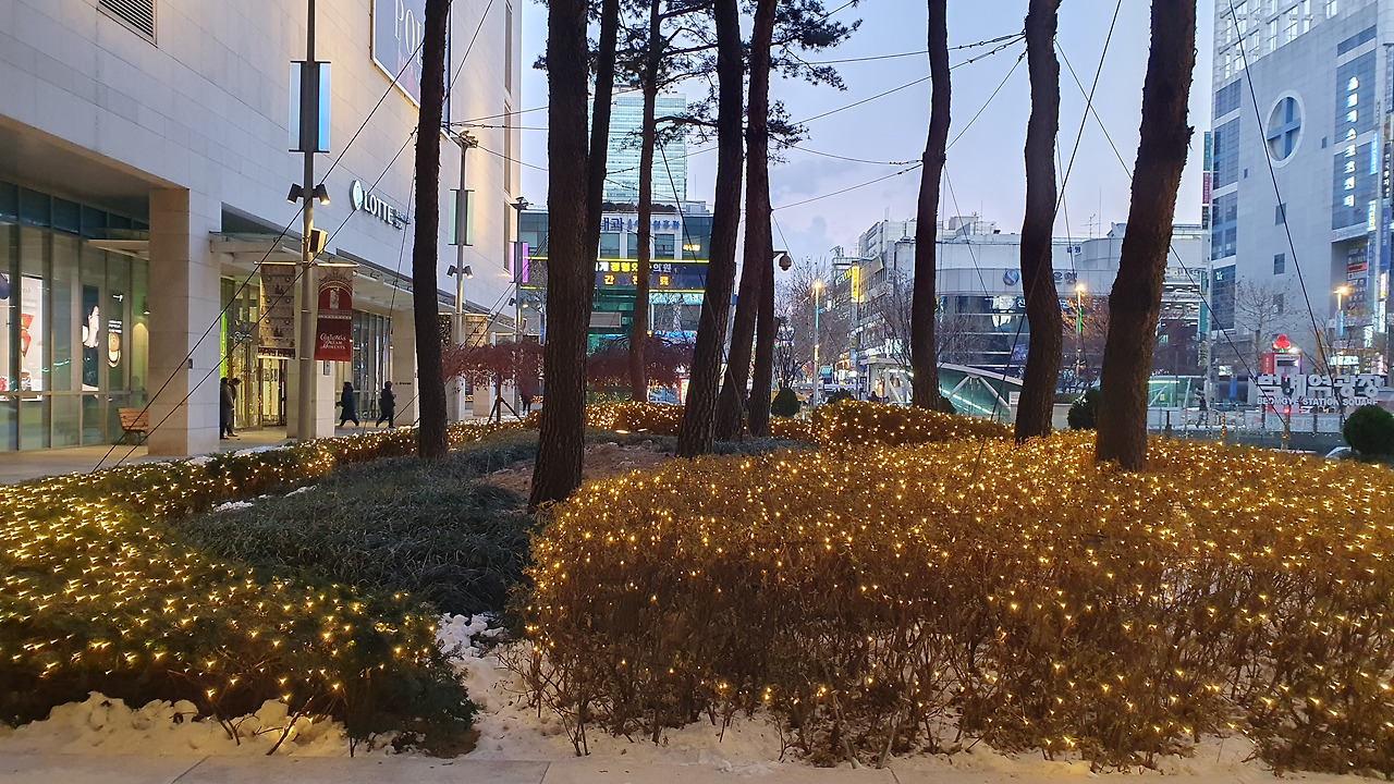 20221218 안양 범계 롯데백화점에 설치된 2022 크리스마스 분위기