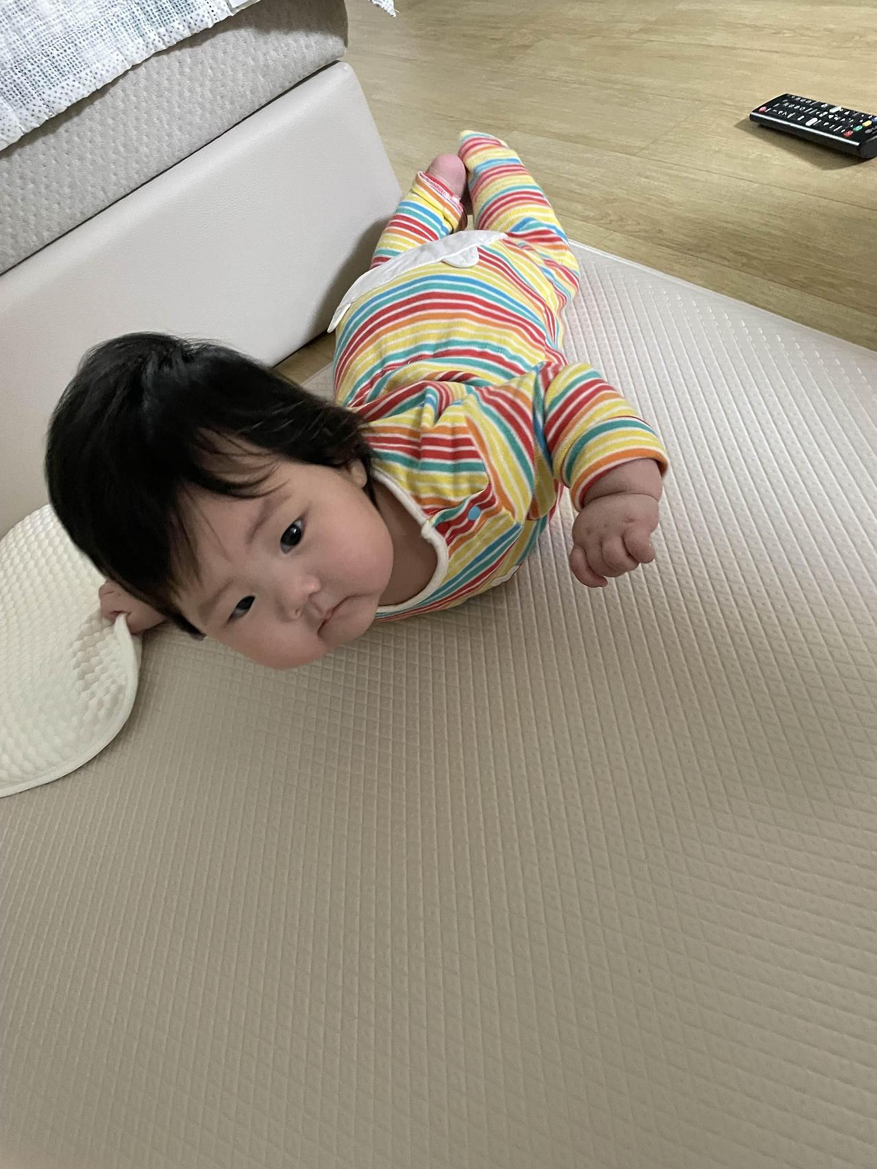 165일차 채아 아기씨feat 엘레바 아기베개 비행기자세 소리내어 방긋웃기