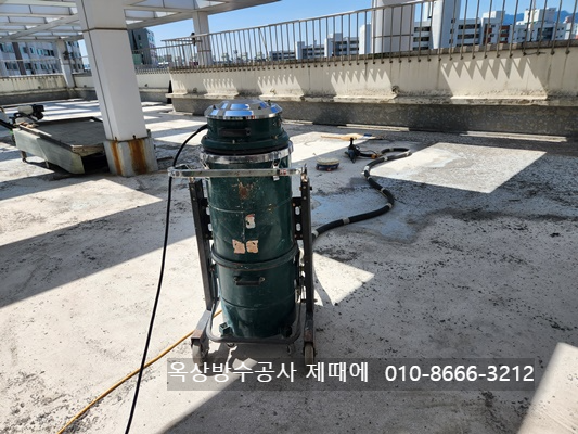 옥상방수에 문제가 되면은 빗물과 겨울철의 눈 그리고 자외선으로 우레탄이 들뜨거나