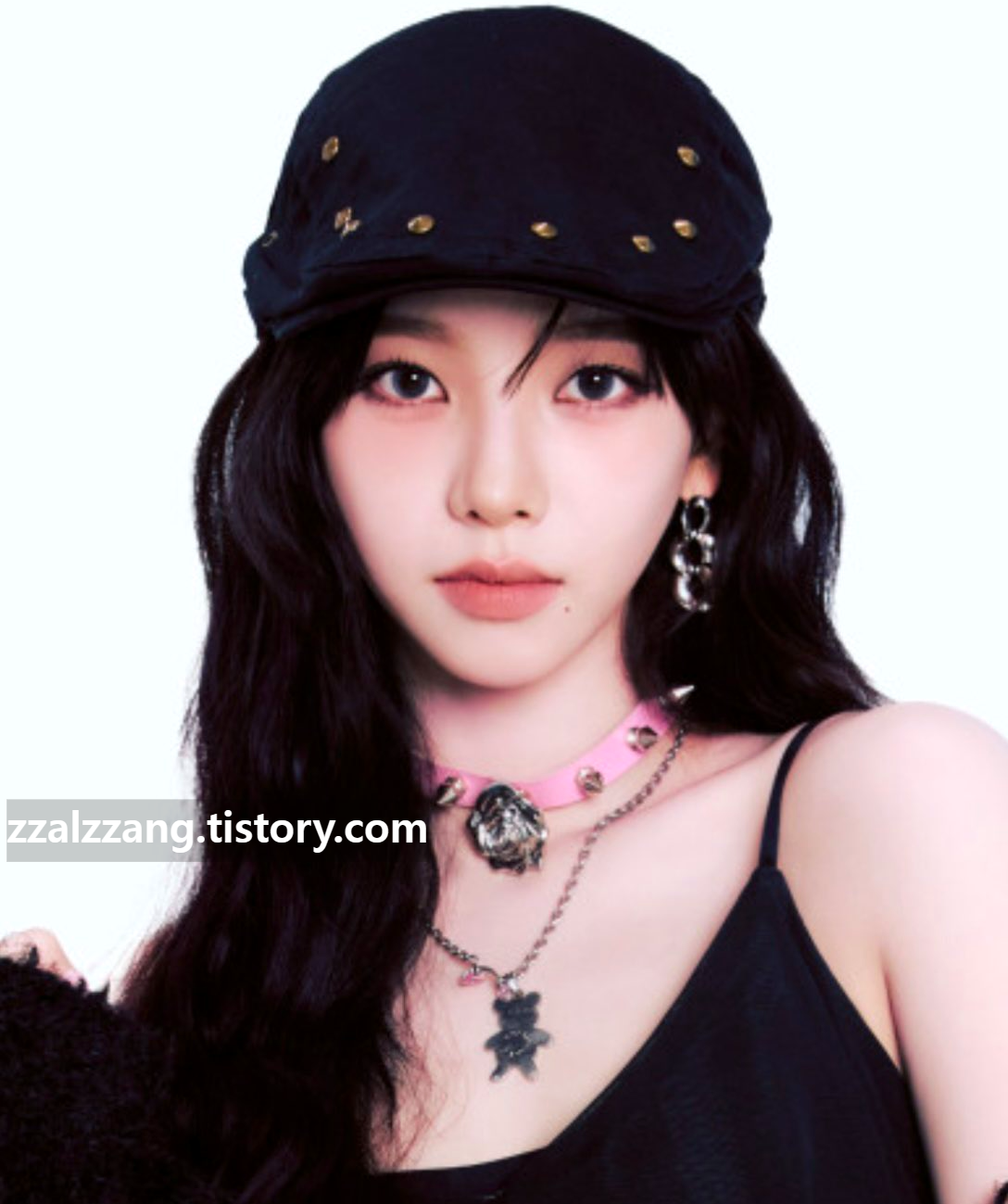 파격적인 에스파 카리나 찢어진 검스 워킹 비주얼 [짤짱]