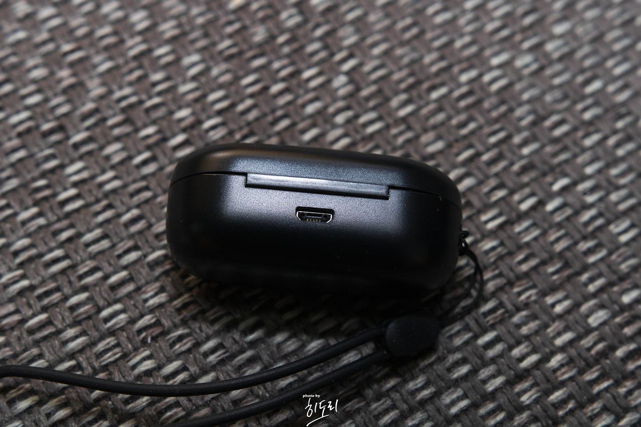 앞서 말했듯 STORM TWS5 와 STORM TWS5 PLUS의 차이점은 바로 충전케이블이 틀려요.