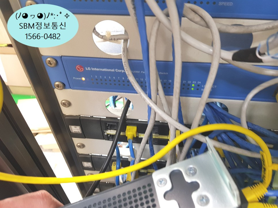 건물 통신실 서버네트워크 랙의 거미줄 같은 랜선을 깔끔한 하게 정리해드렸습니다 ヾ•ω•`o 랜선정리전문