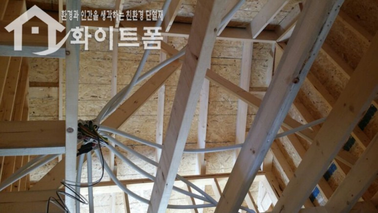 신축 목조주택 친환경 단열재 화이트폼수성연질폼 수성연질우레탄폼시공 완료 했습니다