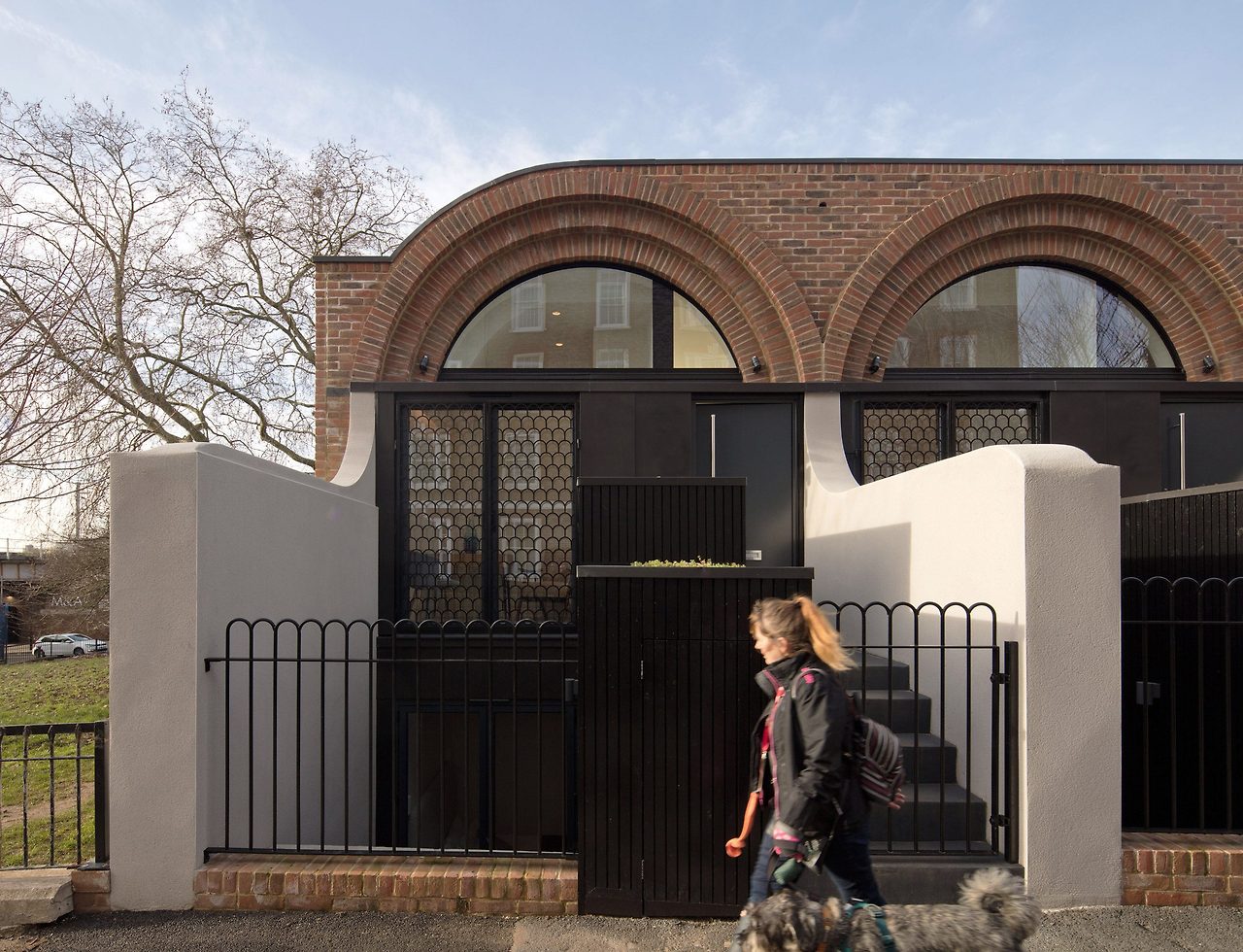 *아치가 반복되는 [ DHaus ] Monumental brick arches outline London townhouses