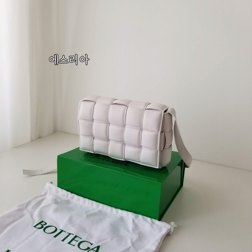 보테가베네타 패디드 카세트백 화이트 금장 실사