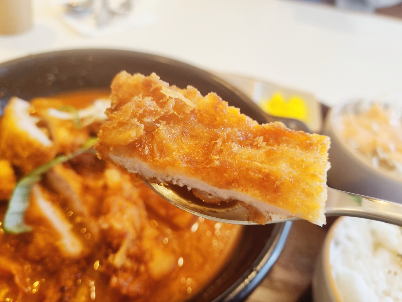 은화수식당 신촌점에서 맛있는 점심식사 즐기기 통모짜정식 김치뚝배기돈가스
