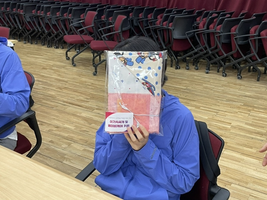 마을로간 기업 방배4동캠프×한국벤처투자 아기속싸개 및 베이비 케어 키트 전달식