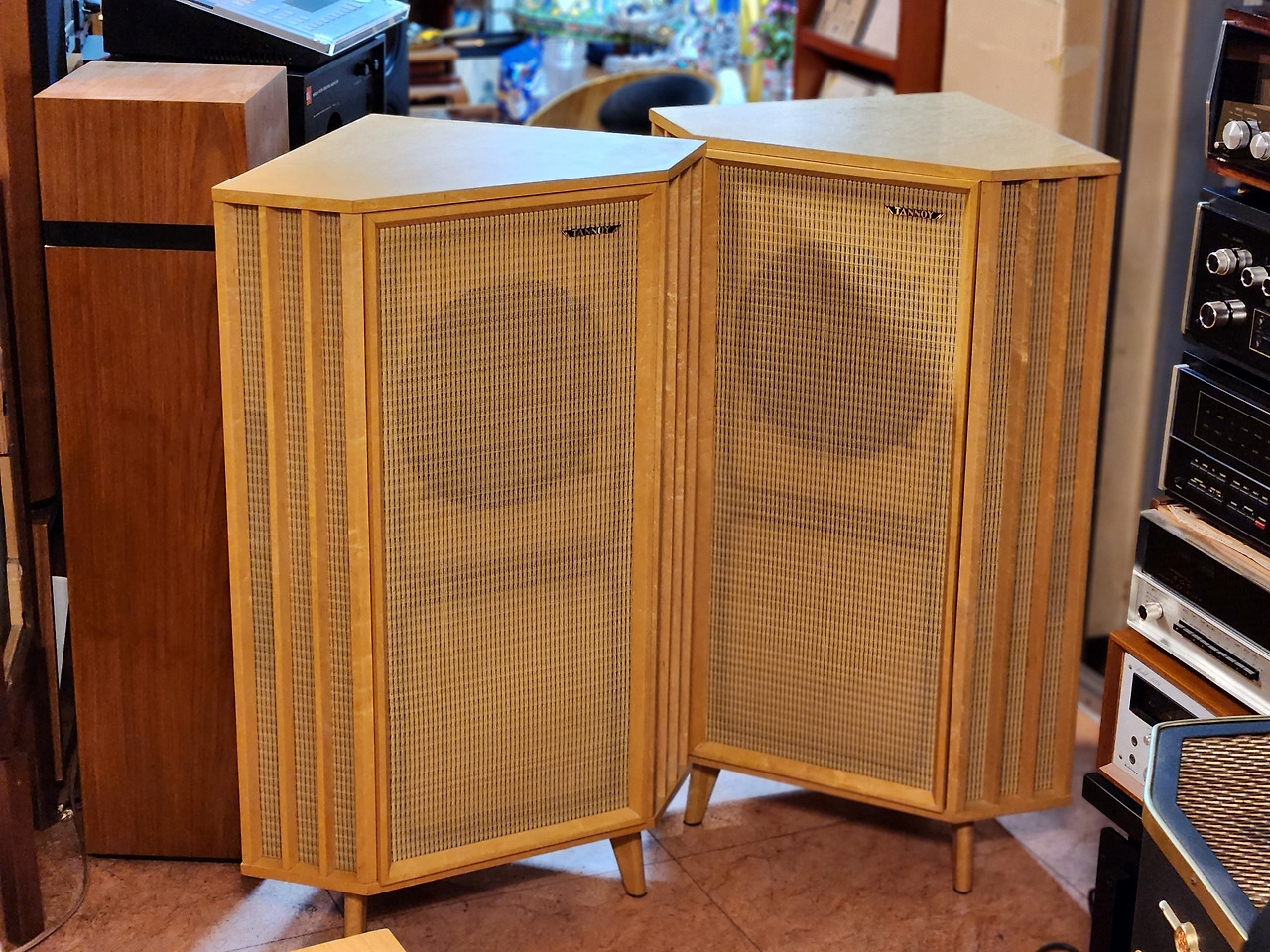 보기드믄 영국 Tannoy 탄노이 사의 Red Monitor 레드 모니터 12 스피커 입니다 제일케이스 코너요크 인클로우져
