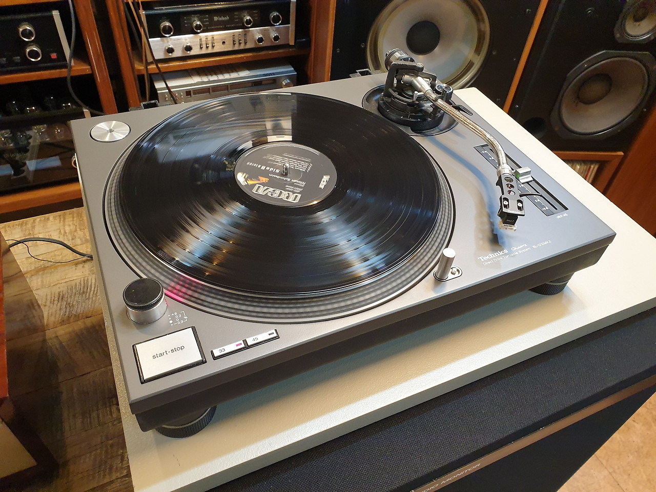 테크닉스 베스트셀러 Sl 1210mk2 턴테이블 입니다 A급 더스트커버없음 Dj전용 은색철제케이스 포함 Ending