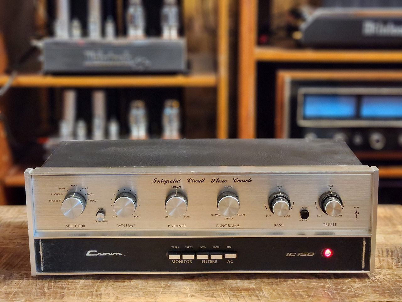 크라운 CRWON 사의 명기 IC-150 프리엠프 입니다 -초기형 은색패널(Stock-Out)