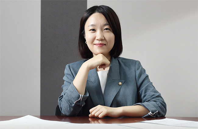 이소영 국회의원 고향 학력 나이 임기 가족 남편 최연소 환경운동가 약력 경력 프로필 햄블