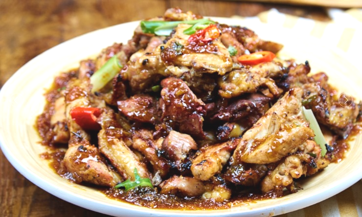 이곳에서는 토종닭 숯불구이와 백숙 닭볶음탕 그리고 막국수도 함께 맛볼 수 있습니다 토종닭 숯불구이는 초벌이 돼서 나오기
