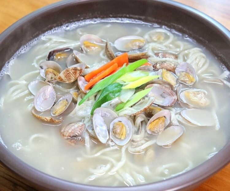 2tv 생생정보 오늘 맛집 메뉴 가격 위치 정보 깔끔하고 시원한 맛의 바지락 칼국수 두루치기 목동칼국수 2024년 1월 9일