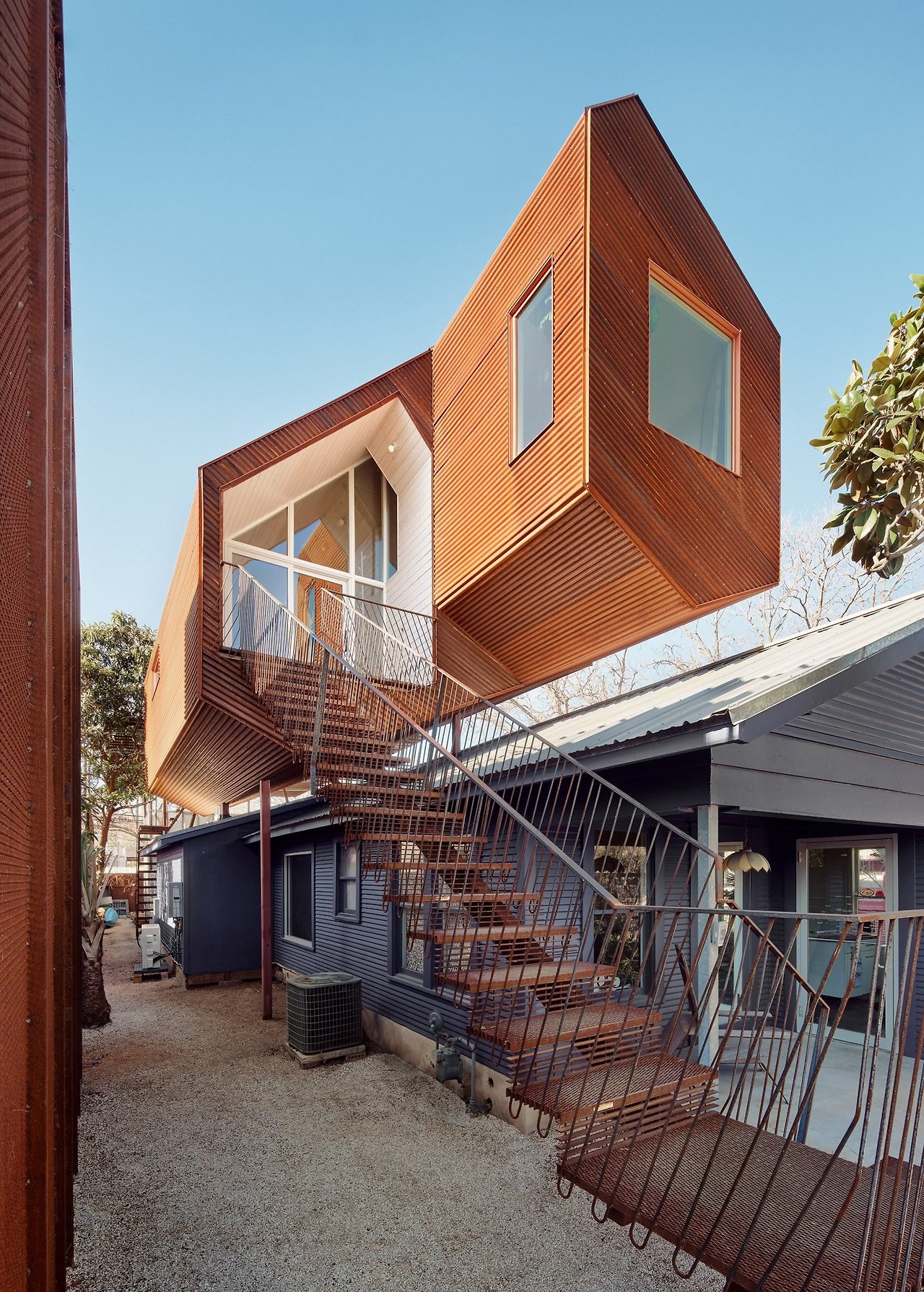 *집 위에 집 Nicole Blair lifts Austin guesthouse above existing bungalow