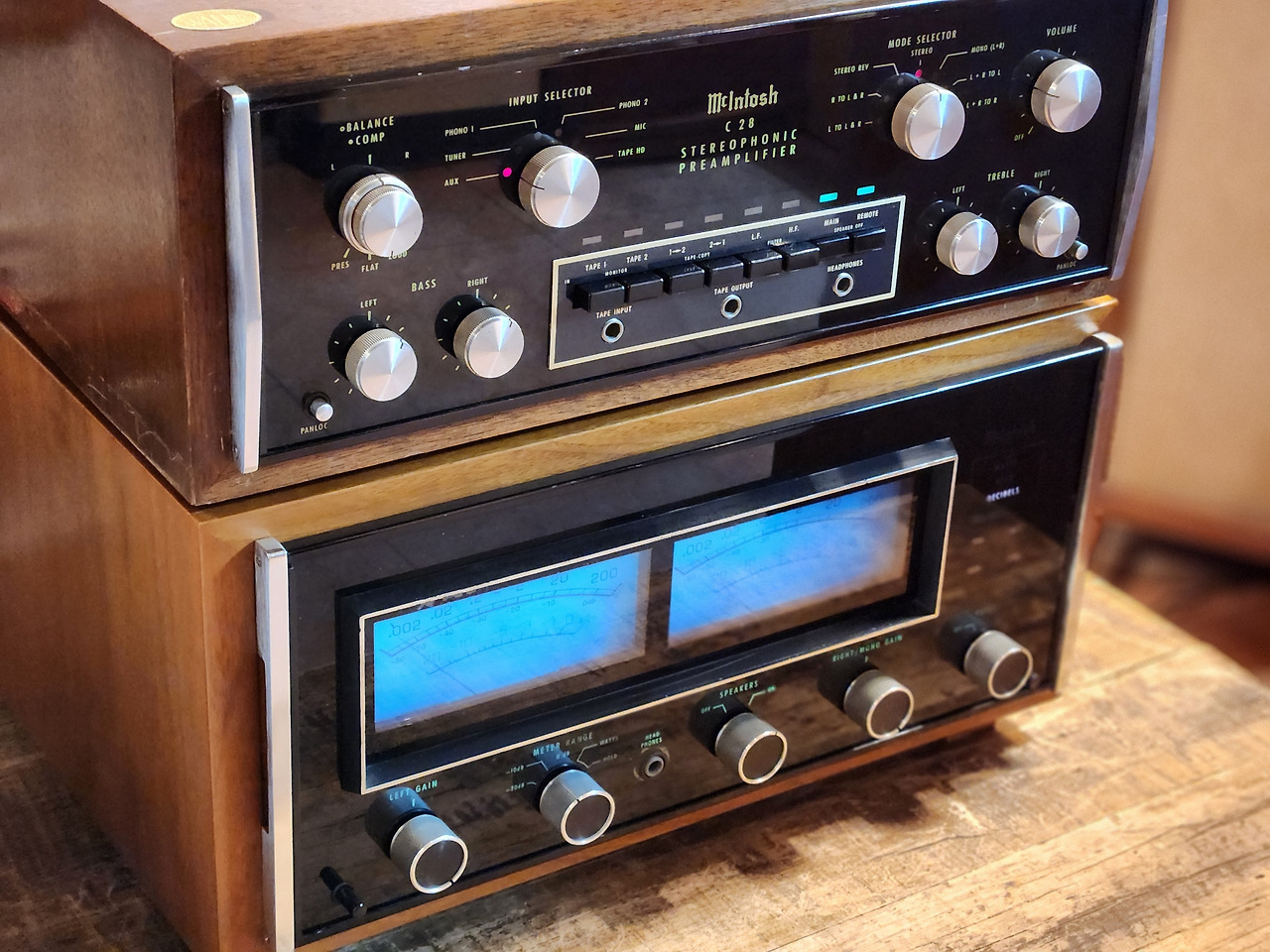미국 Mcintosh 맥킨토시 사의 명기 C28프리엠프와 Mc2205 파워엠프 입니다 110v 파워엠프 기포살짝있지만 A급