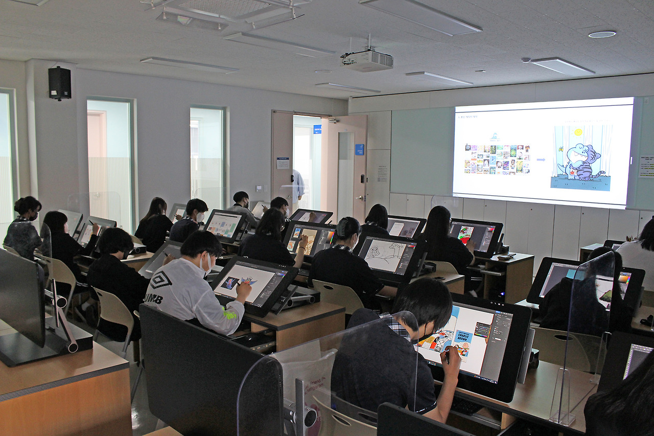 와콤 경기모바일과학고등학교 시각미디어디자인과에 와콤 신티크프로24 풀세트 구축