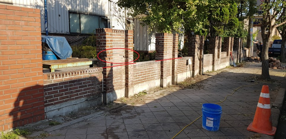 공장 벽돌 조적 담장 보수 페인트 도색 및 울타리 휀스 공사공장 휀스 펜스 보수 시공 공사