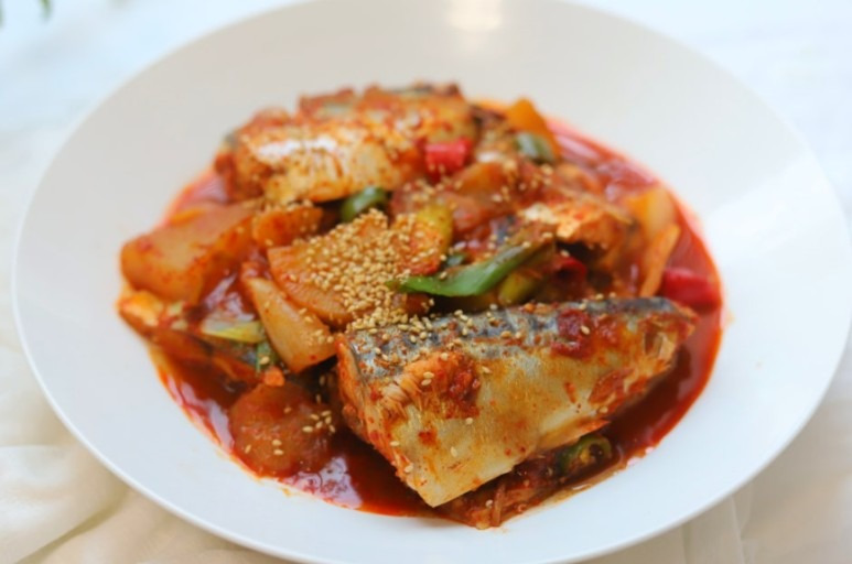 How to Make Savory and Spicy Korean Braised Mackerel (Godeungeo Jorim ...