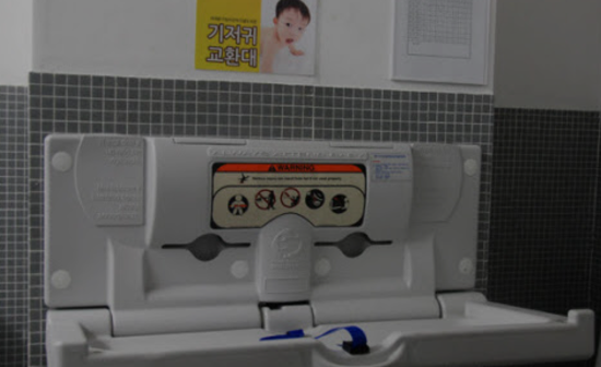 아빠는 아기 기저귀 갈면 안 되나요 남자화장실 기저귀 교환대 부족 문제 심각 🤔