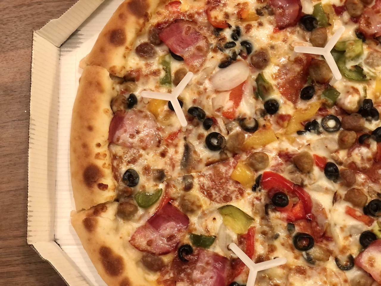 피자헛 슈퍼슈프림 치즈크러스트 피자 배달 할인으로 맛있게 먹었다.