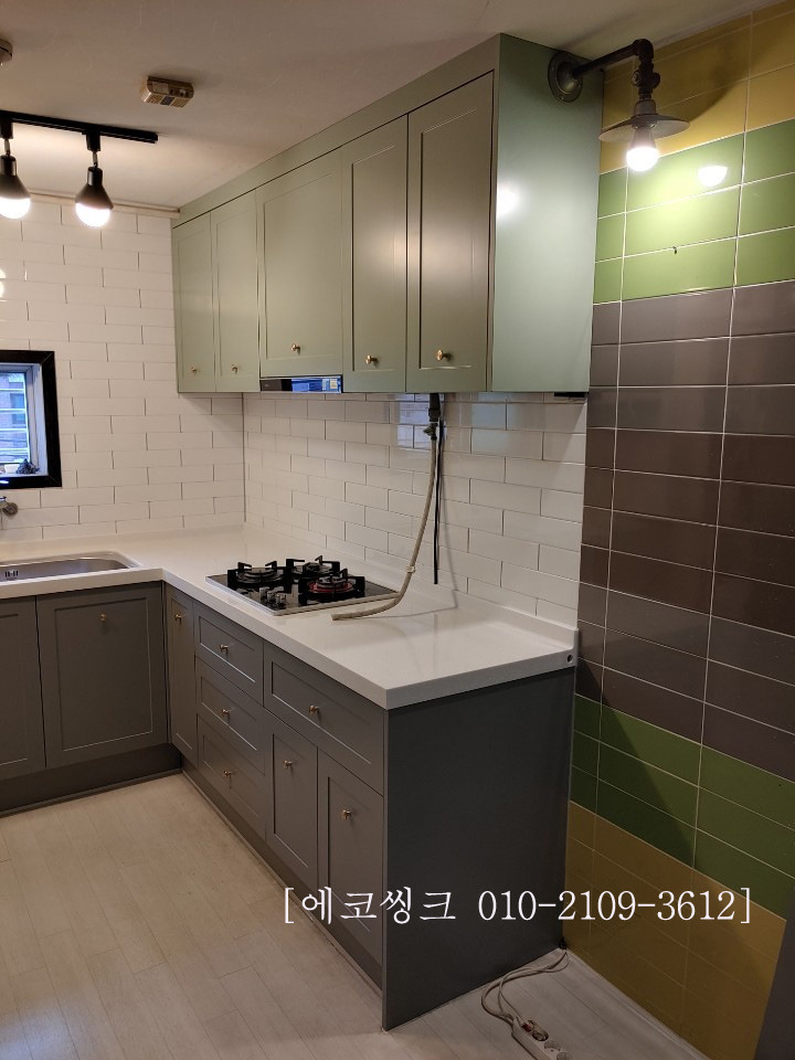 에코씽크 화이트and그레이 투톤컬러 씽크대시공사진모음 하이그로시씽크대 무광패트씽크대 무광도장씽크대 일자형주방 ㄱ